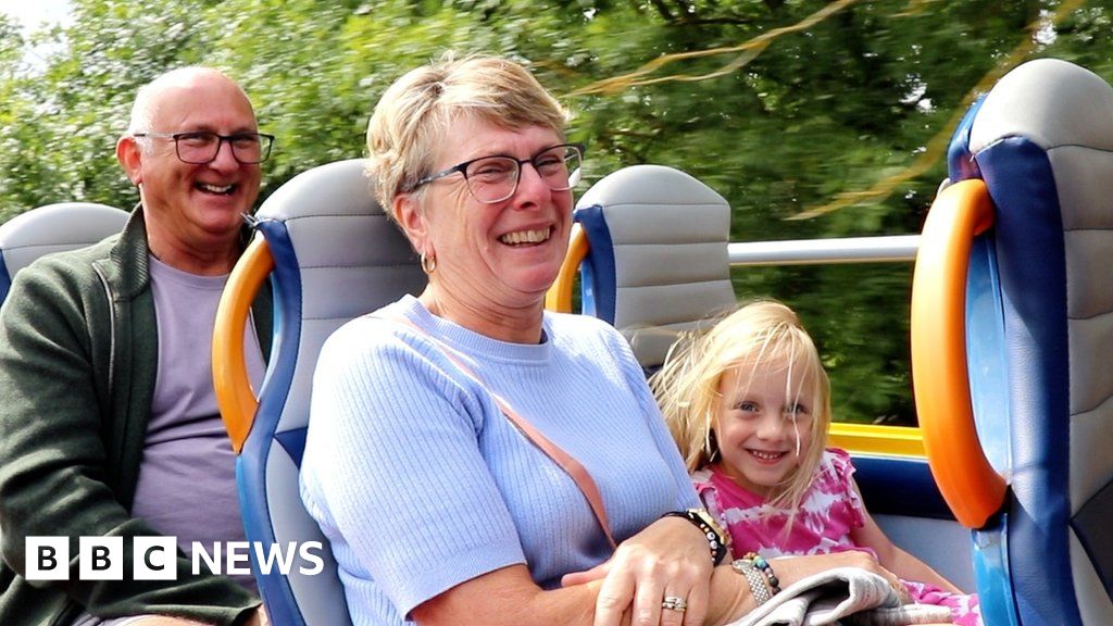 Peak District open top bus gives 'new perspective' - BBC News