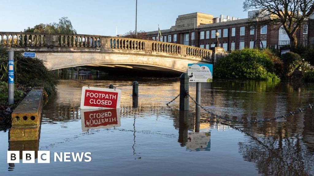 Midlands flood warnings in place after weekend rain - BBC News
