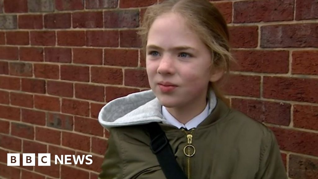 Pupils 'emotional' as they leave primary school - BBC News