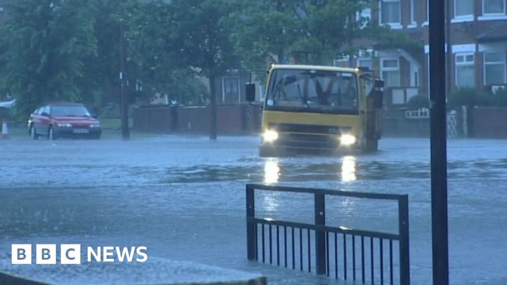 Port of Immingham £7.4m flood defence scheme works approved - BBC News