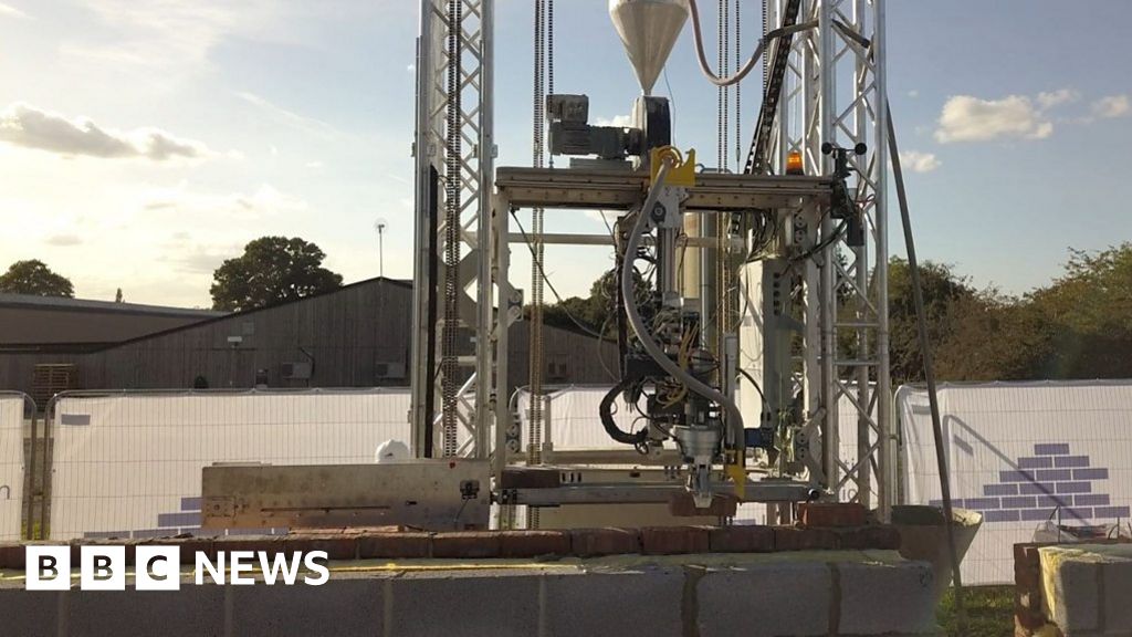 Robot builds East Yorkshire house in 'UK first' - BBC News