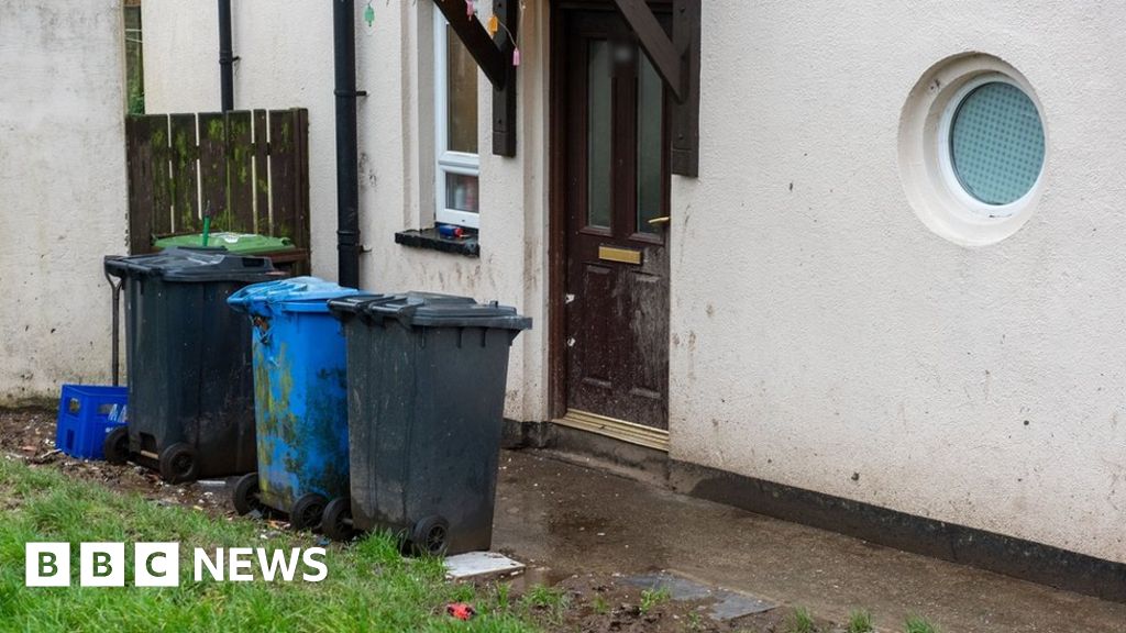 Londonderry: Shots fired at a house in Melmore Gardens - BBC News