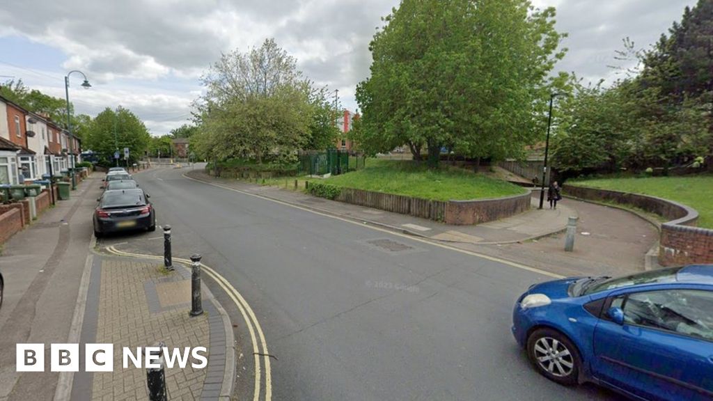 Leeds boy injured in stabbing near Southampton underpass - BBC News