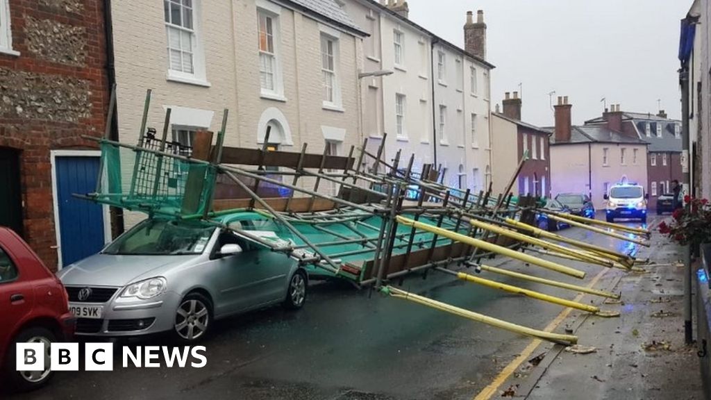 Strong winds: Scaffolding collapses and travel disruption - BBC News