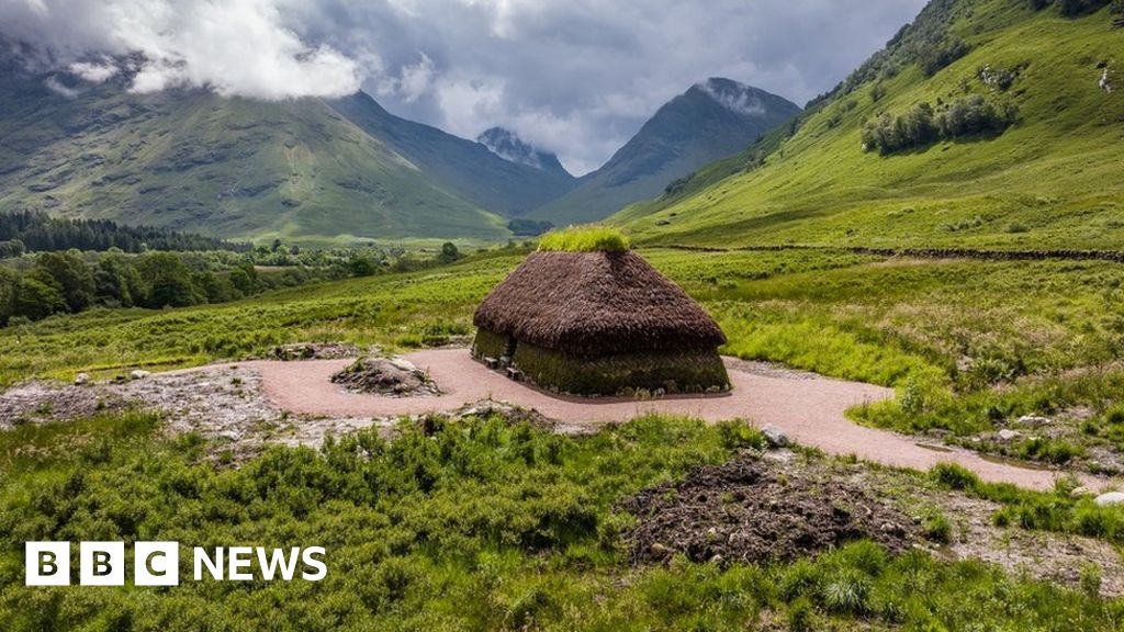 Replica 17th Century turf house built in Glen Coe - BBC News
