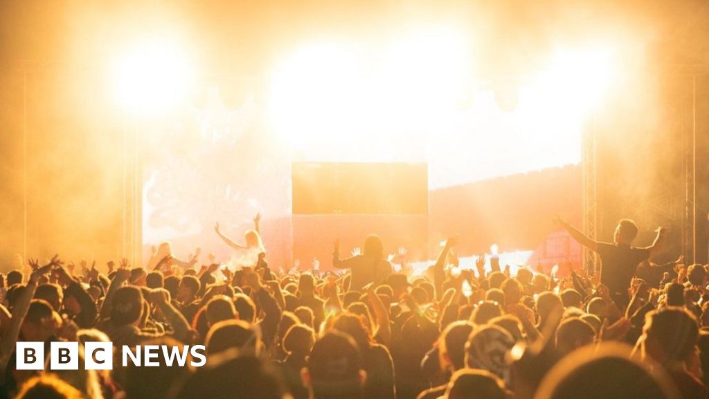 Safety advice ahead of Groove Loch Ness dance festival - BBC News