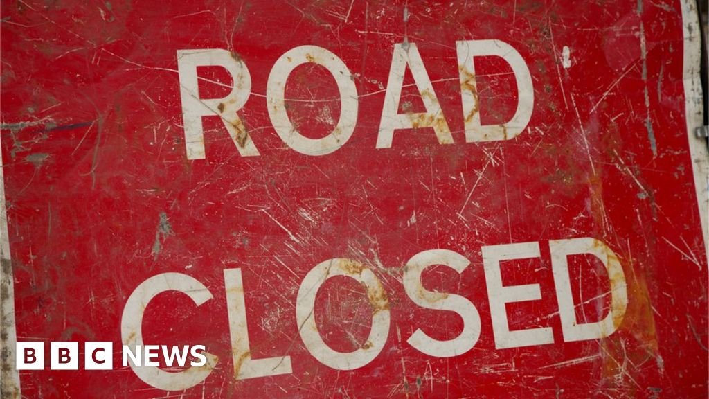 Bus crashes into wall in Edinburgh's Queensferry Road - BBC News