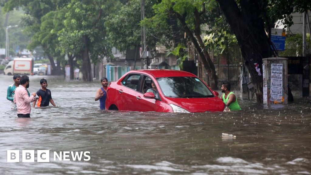 Mumbai flooding causes transport chaos