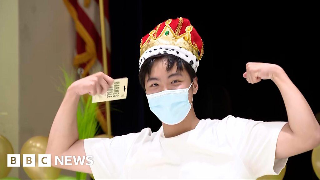 Watch how these students deal with college rejection - BBC News