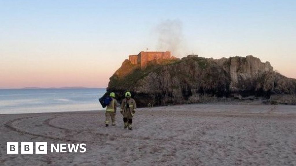Smoke over Tenby after 19th Century fort rubbish fire - BBC News