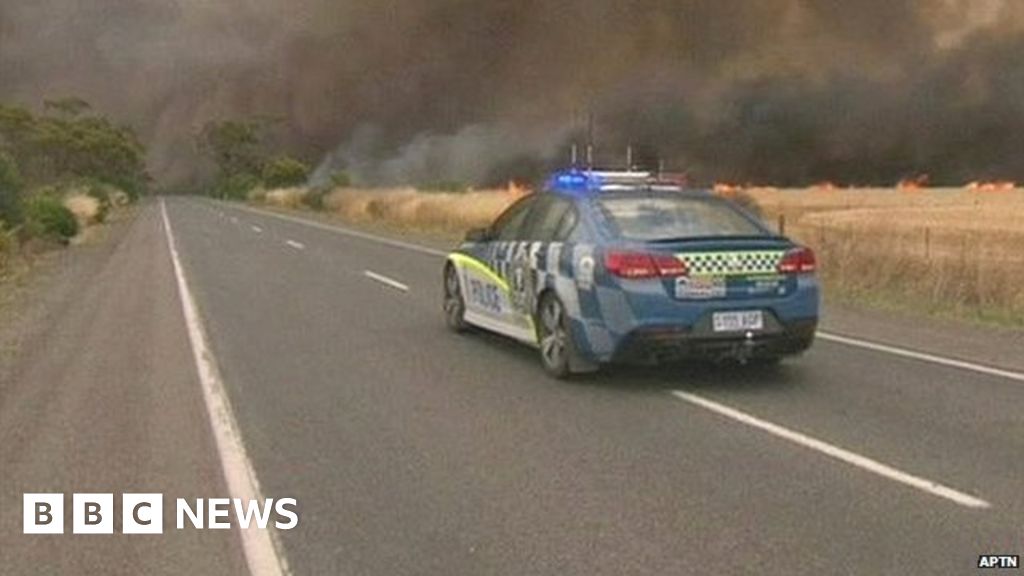 Fire crews struggle to contain bushfire near Adelaide - BBC News