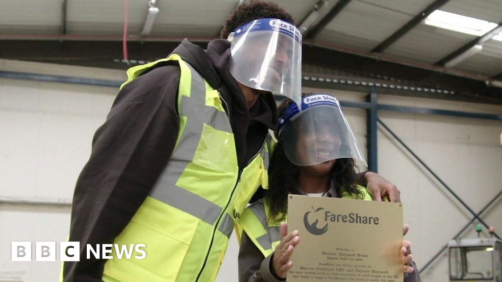 Manchester United's Marcus Rashford and his mum help out at foodbank ...