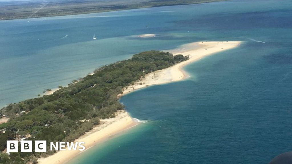 Inskip Point: Section of Australian beach collapses into sea - BBC News