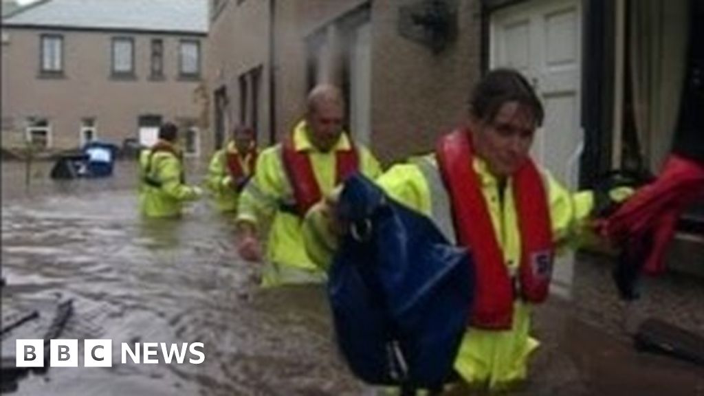 Defences to protect flood-hit Morpeth - BBC News