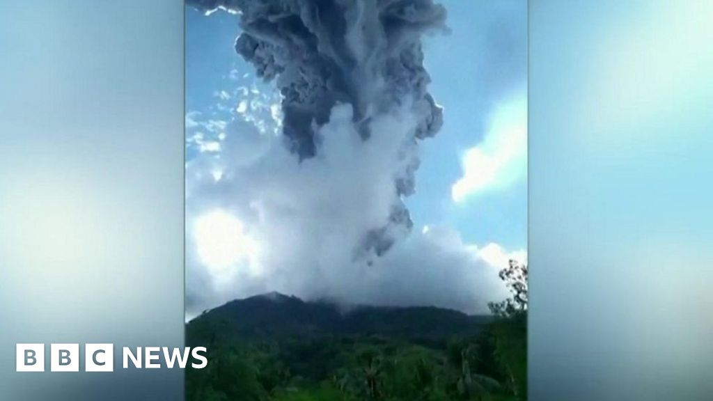 Indonesia: Thousands flee after volcano erupts - BBC News