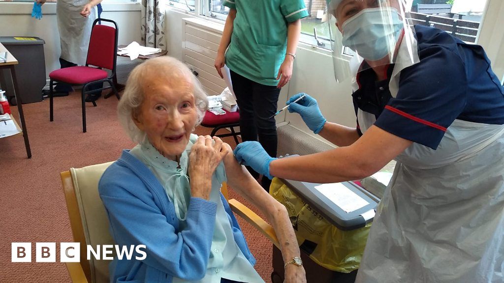 Covid vaccine: Woman, 108, gets jab for her second pandemic - BBC News
