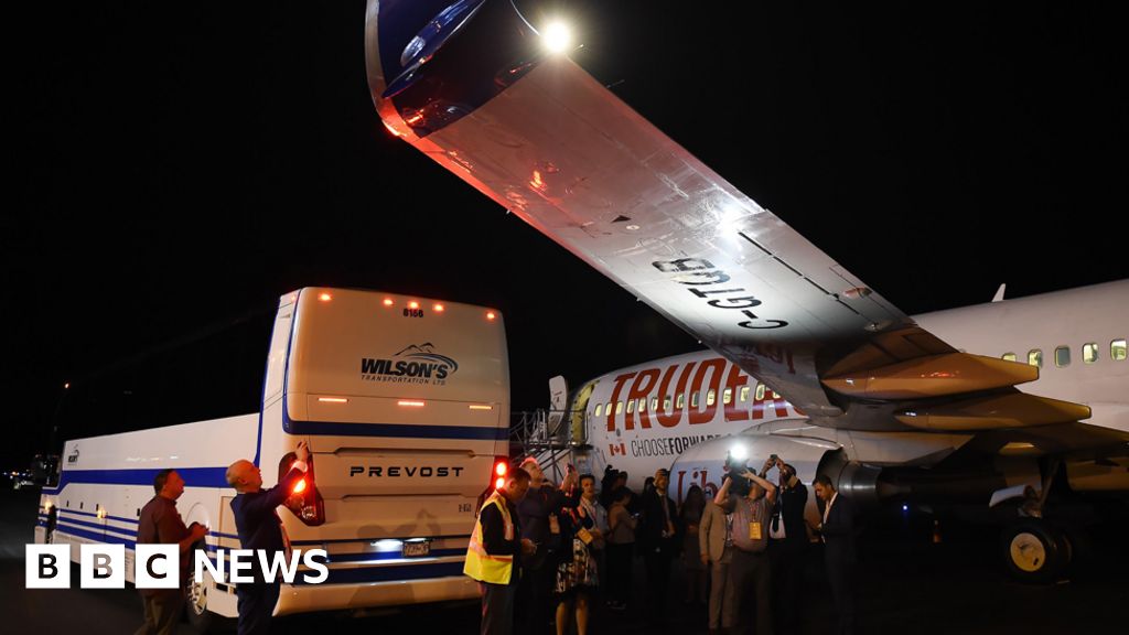 Media bus hits Justin Trudeau's campaign plane - BBC News
