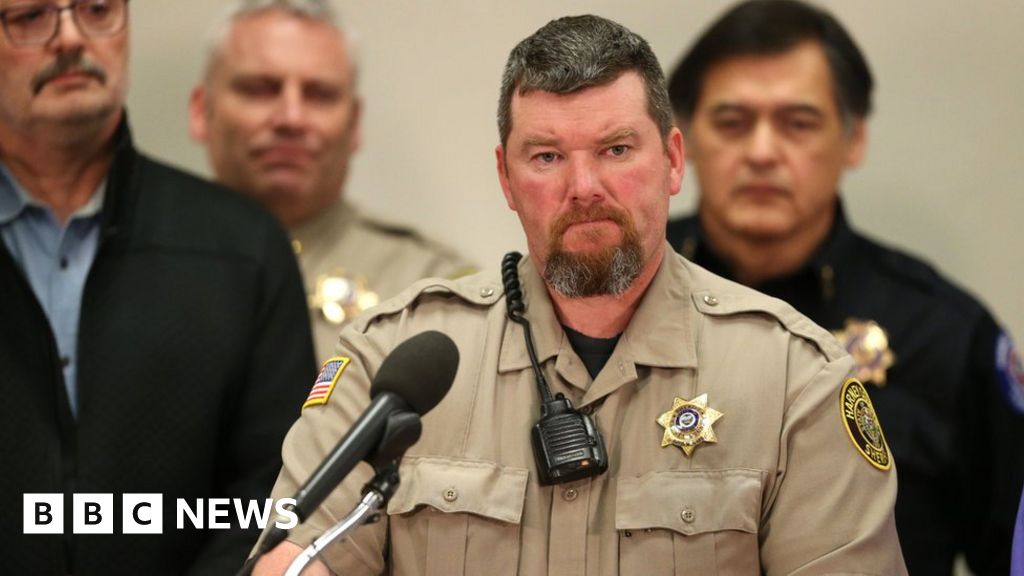 Oregon protest: Police blame protesters for deadly arrest swoop - BBC News