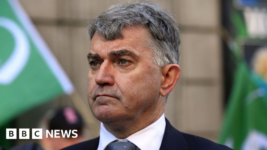 Mick Cash: RMT boss fighting on four fronts - BBC News