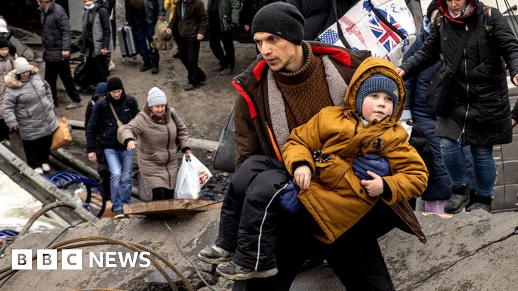War in Ukraine: Evacuees flee cities amid Russian shelling