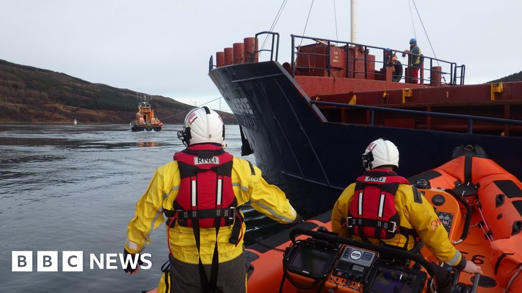 Rescue of 1,200 tonne cargo ship off Skye - BBC News