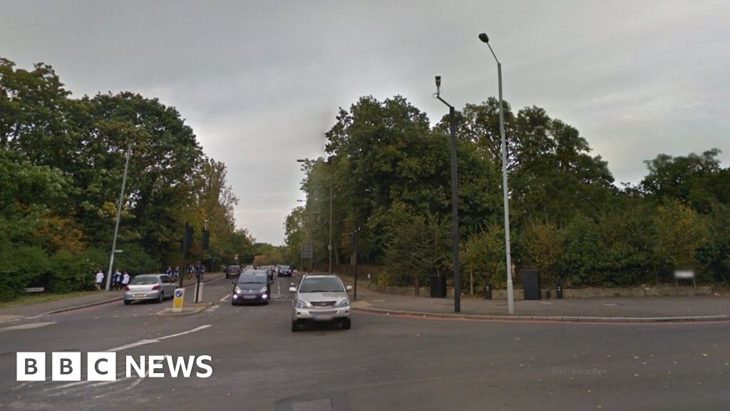 London violence: Teenager stabbed to death in Woolwich - BBC News