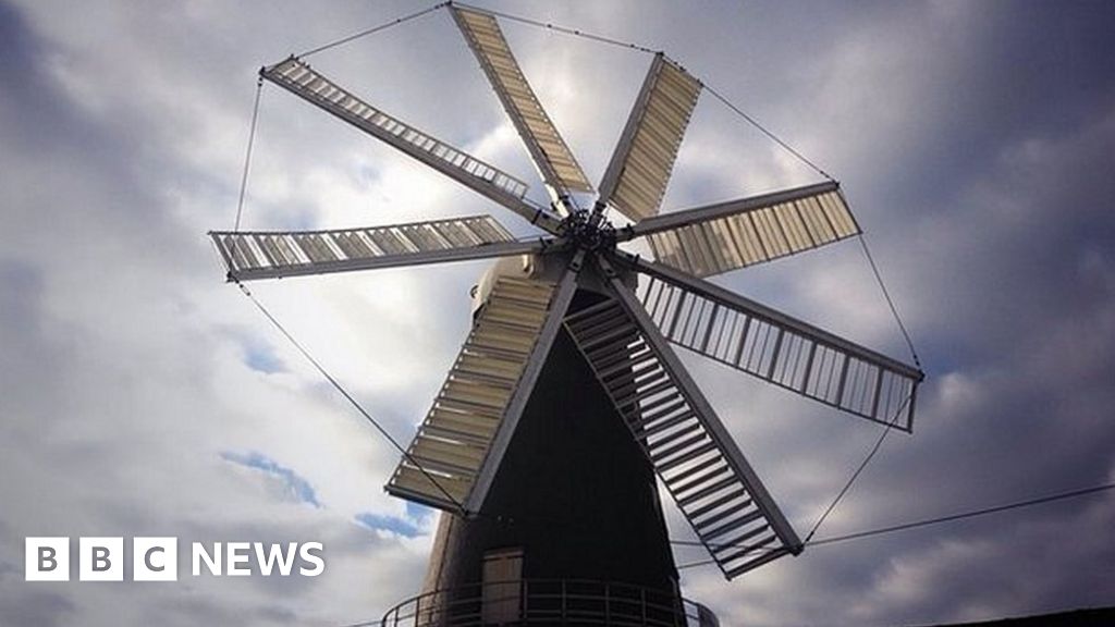Wind change sees Heckington Windmill spinning wrong way - BBC News