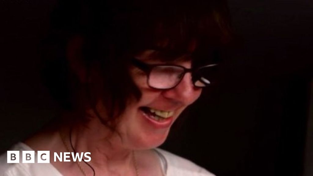 Moment blind woman sees again thanks to a bionic eye - BBC News