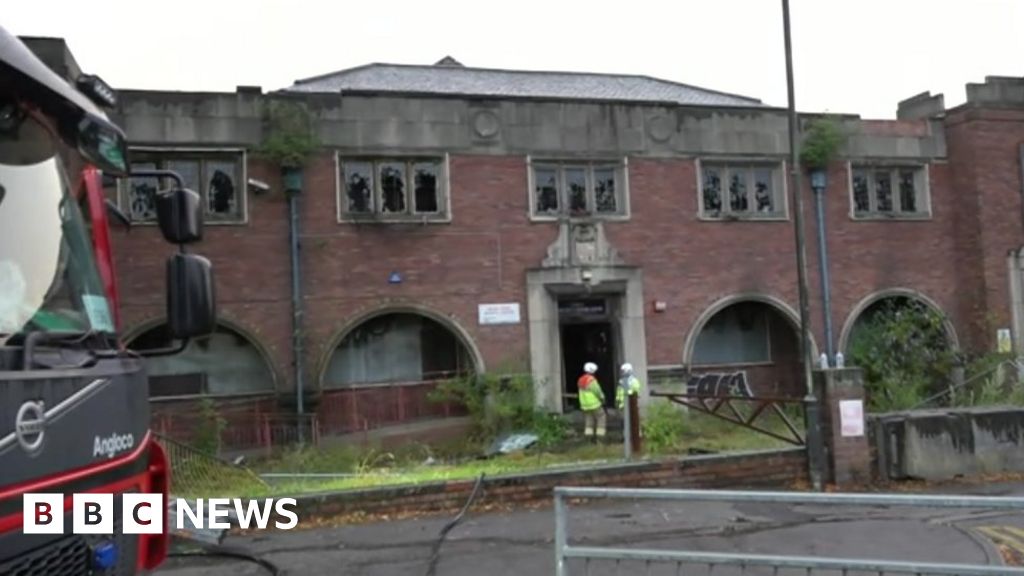 Fire engulfs former Wolverhampton Grade II listed baths