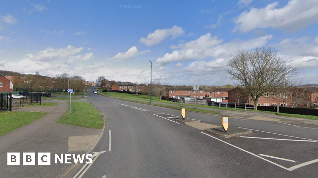 Ilkeston: Man in hospital after being stabbed in leg - BBC News