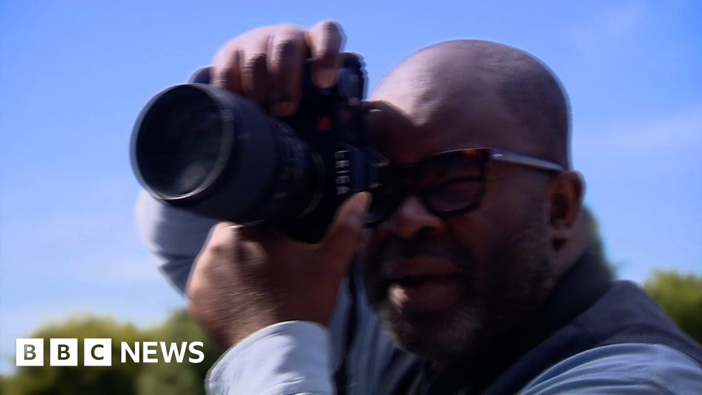 The photographer bringing his community together - BBC News