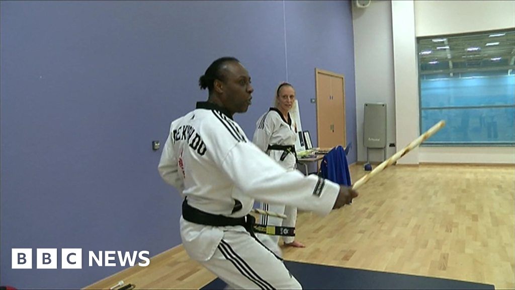 Vendon Wright: England's only blind Taekwondo Master - BBC News