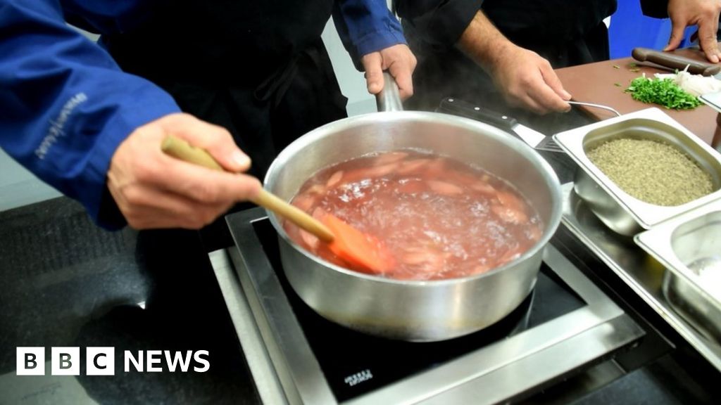 From crime to cooking: The restaurant changing inmates' lives - BBC News