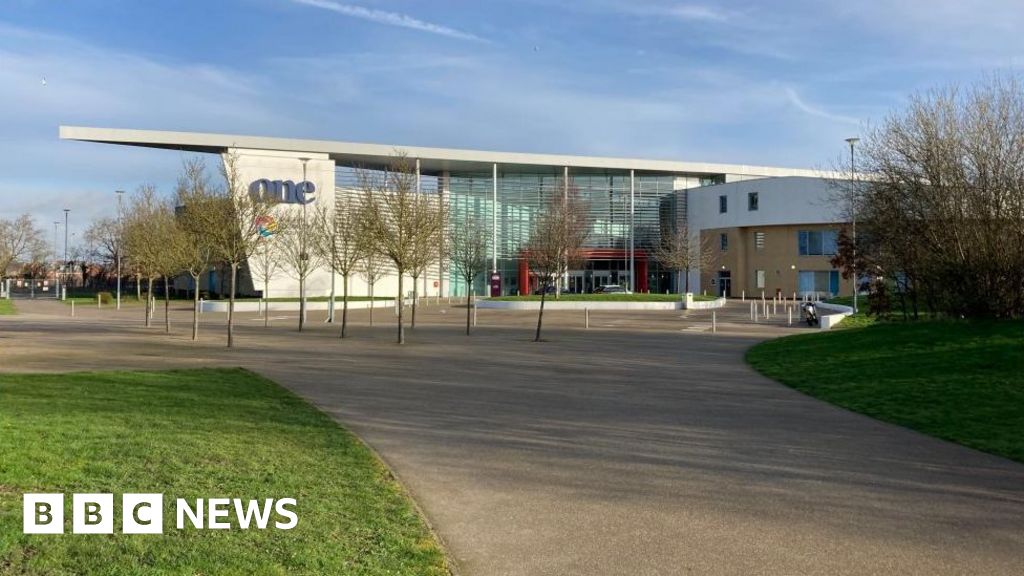 Fire closes Suffolk One sixth form college near Ipswich - BBC News