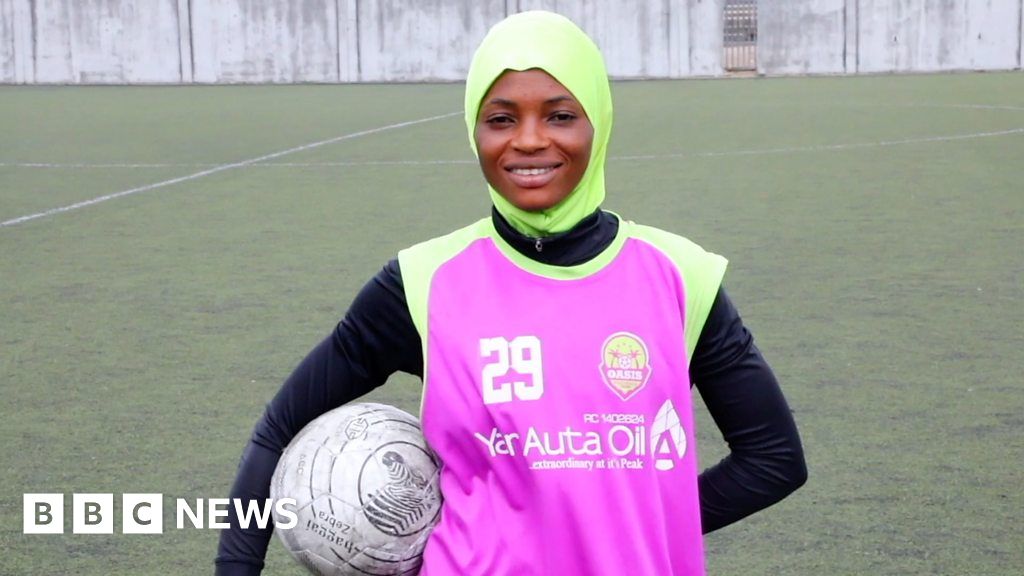 Nigerian Abdulazzez Zulfah on playing football with a hijab - BBC News