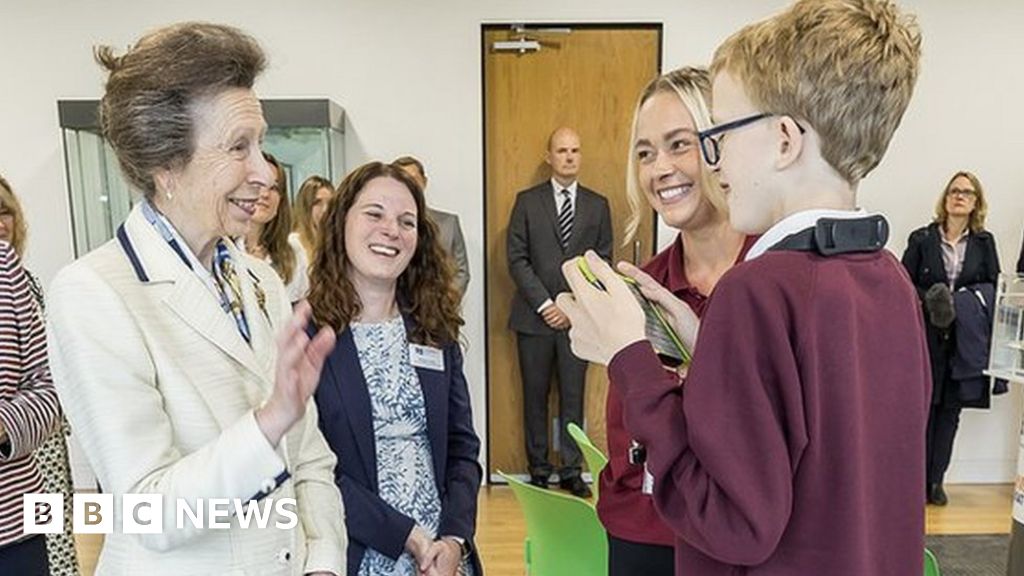 Princess Anne launches new Oxfordshire SEND river initiative - BBC News