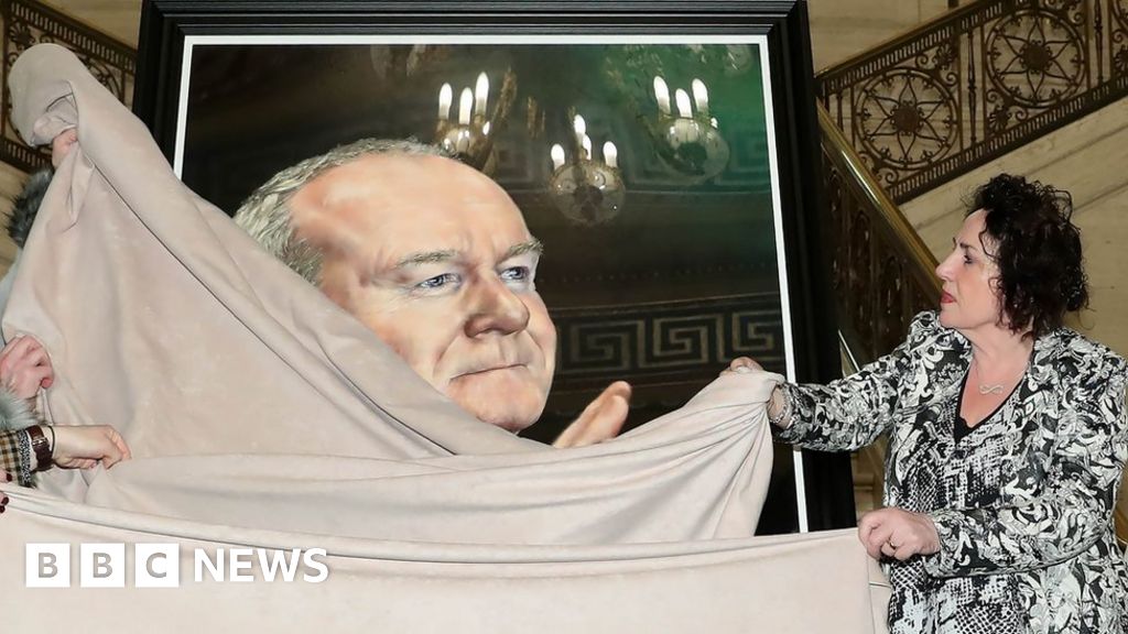 Martin McGuinness portrait unveiled at Stormont - BBC News