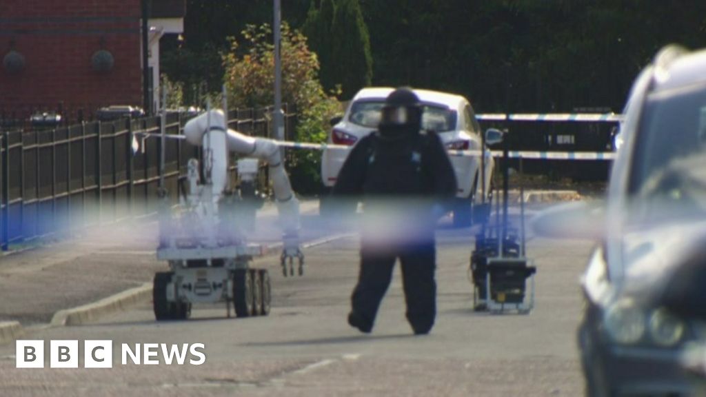 North Belfast: Viable pipe bomb found during security alert - BBC News