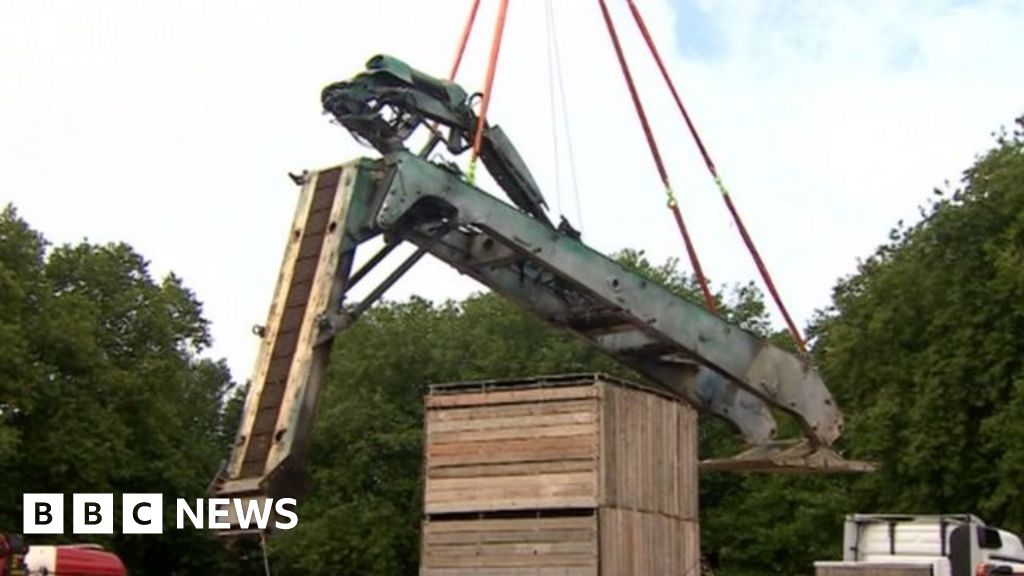 Giant flame-throwing spider erected in Bristol - BBC News