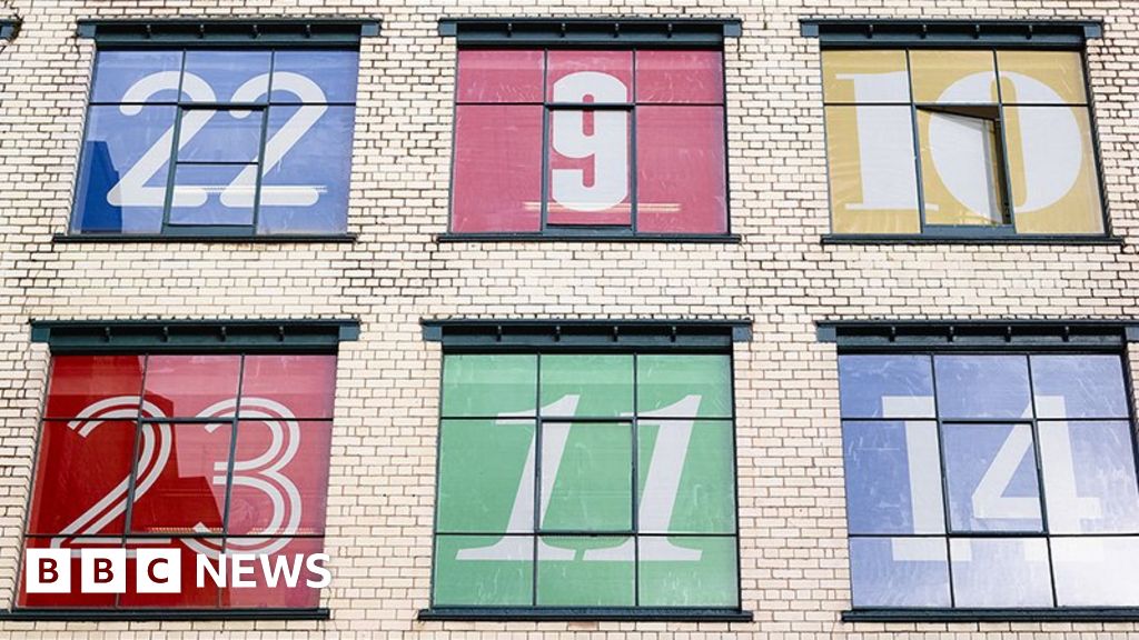 Giant advent calendar unveiled in Manchester - BBC News