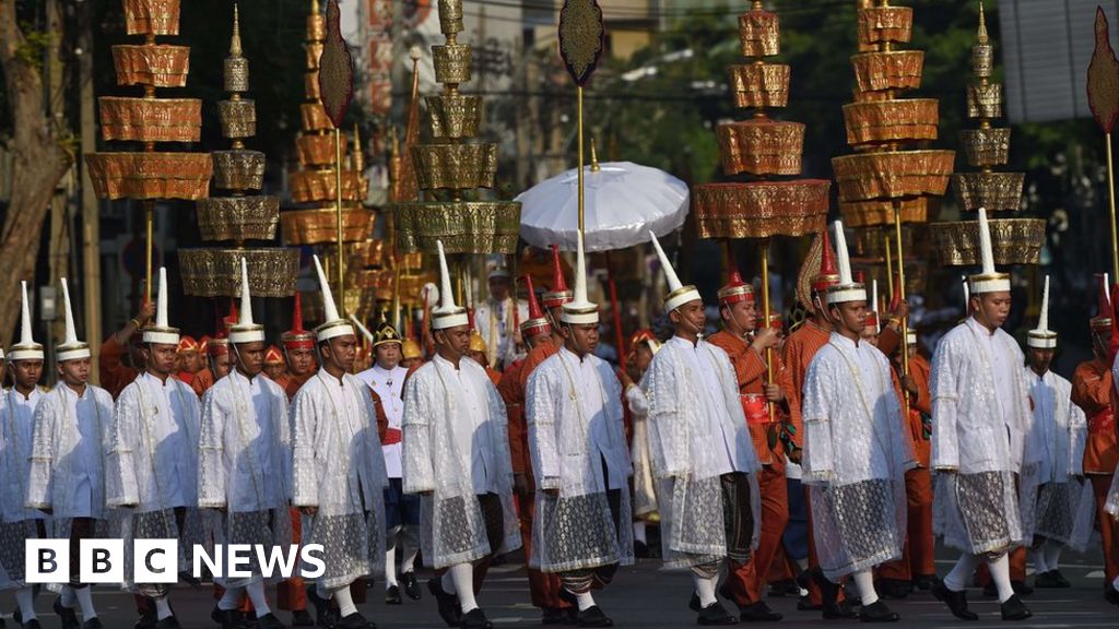 Thailand cremates top Buddhist monk - the supreme patriarch - BBC News