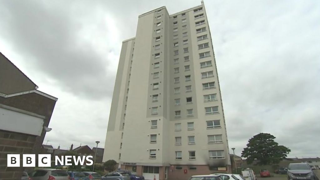 Lowestoft: Arson arrest after fire evacuates 30 flats - BBC News