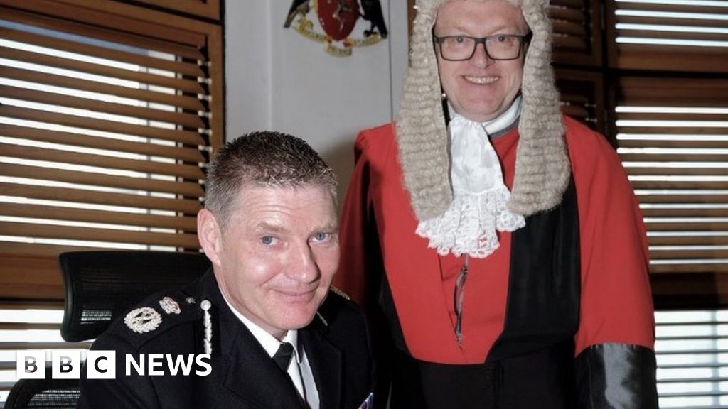 Russ Foster: New Isle of Man chief constable sworn in - BBC News