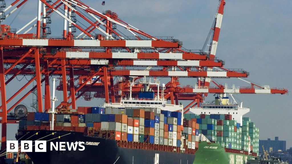 New York ports closed after workers protest - BBC News