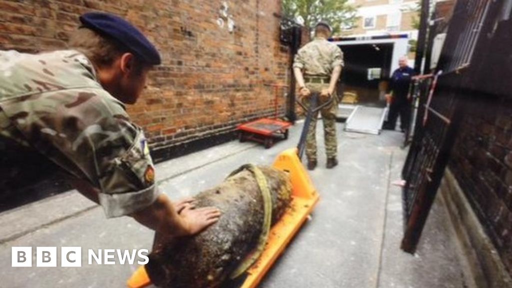 Bethnal Green WW2 bomb: Experts remove unexploded device - BBC News
