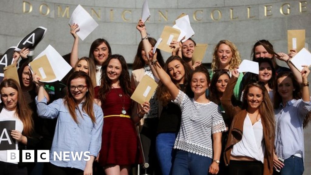 Women further ahead in university places - BBC News