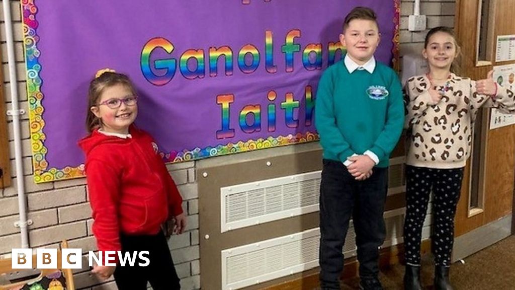 Ukraine: Refugee children learn Welsh at Anglesey schools - BBC News