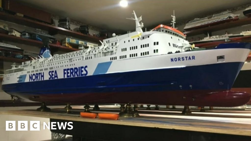 Covid: Man builds 6ft Hull ferry model during pandemic