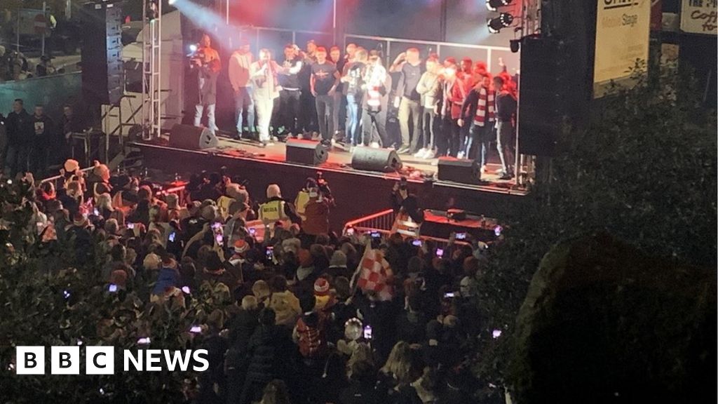 Derry City: Heroes' welcome for players after FAI Cup win - BBC News