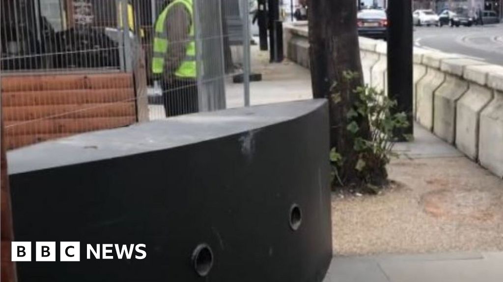 Anti-terror barrier plans for Manchester city centre - BBC News